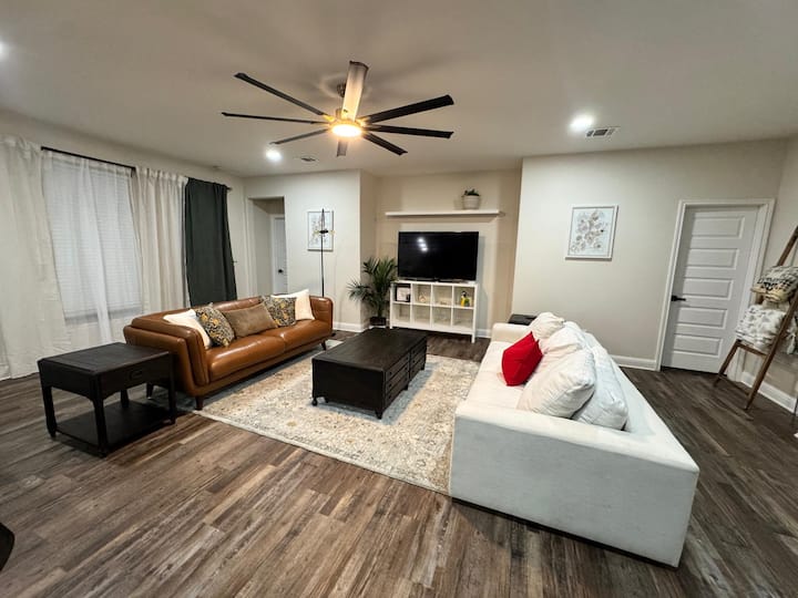 Elegant Home Near Arlington And Dallas - Grand Prairie, TX