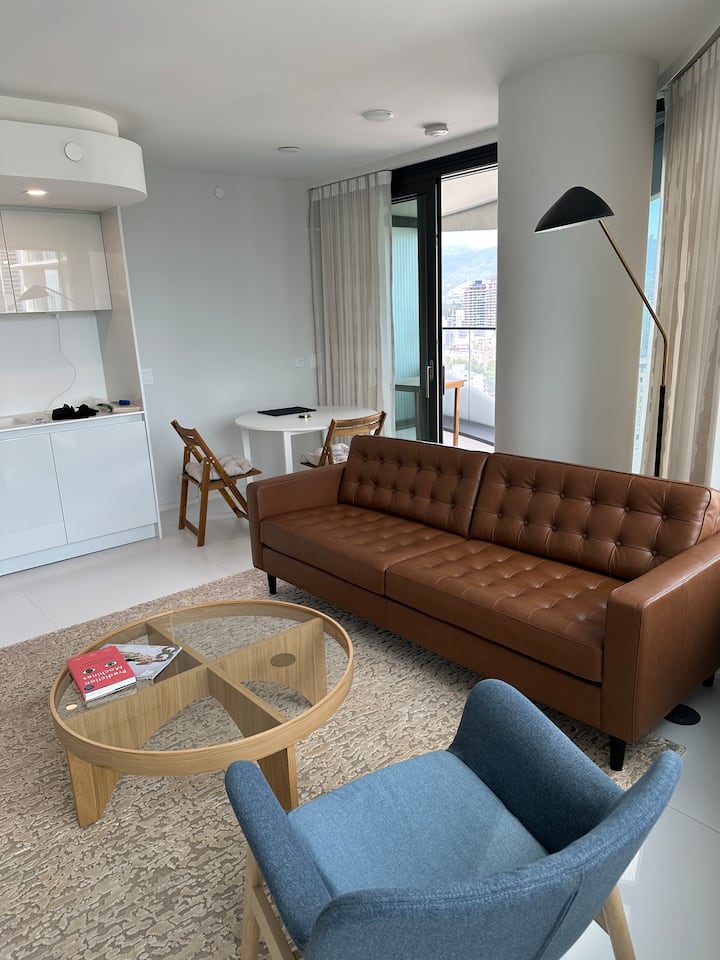 New Iconic Luxurious Downtown Condo - Fifa Ready - Vancouver