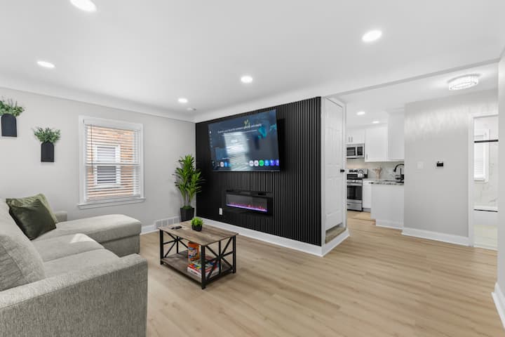 Top-rated 4br Dearborn Retreat | Sleeps 7•near Dtw - Dearborn, MI
