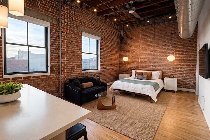 Cozy Brick Studio Retreat - Downtown Dsm - Carlisle, IA