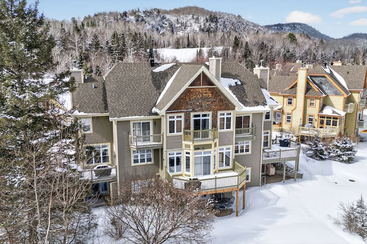La Bête Tremblant: Bright & Modern 4bed Townhome - Mont-Tremblant
