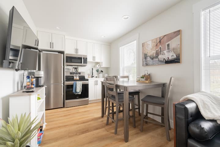 Prime Vancouver Gem Modern 2- Bedroom Retreat - Vancouver, WA