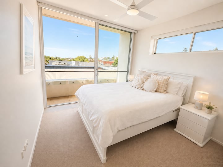 Walk To Jetty, Beach & Cafés | Modern Apartment - Coffs Harbour
