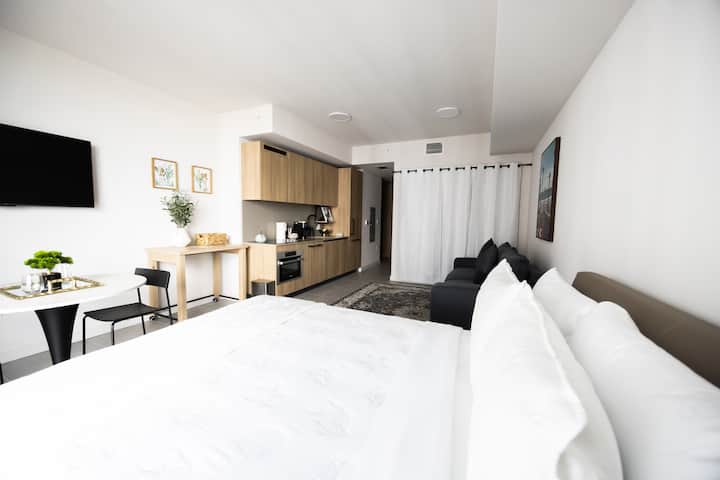 Lux Studio - Sleeps 4 - Hotel Level Amenities - Miami, FL