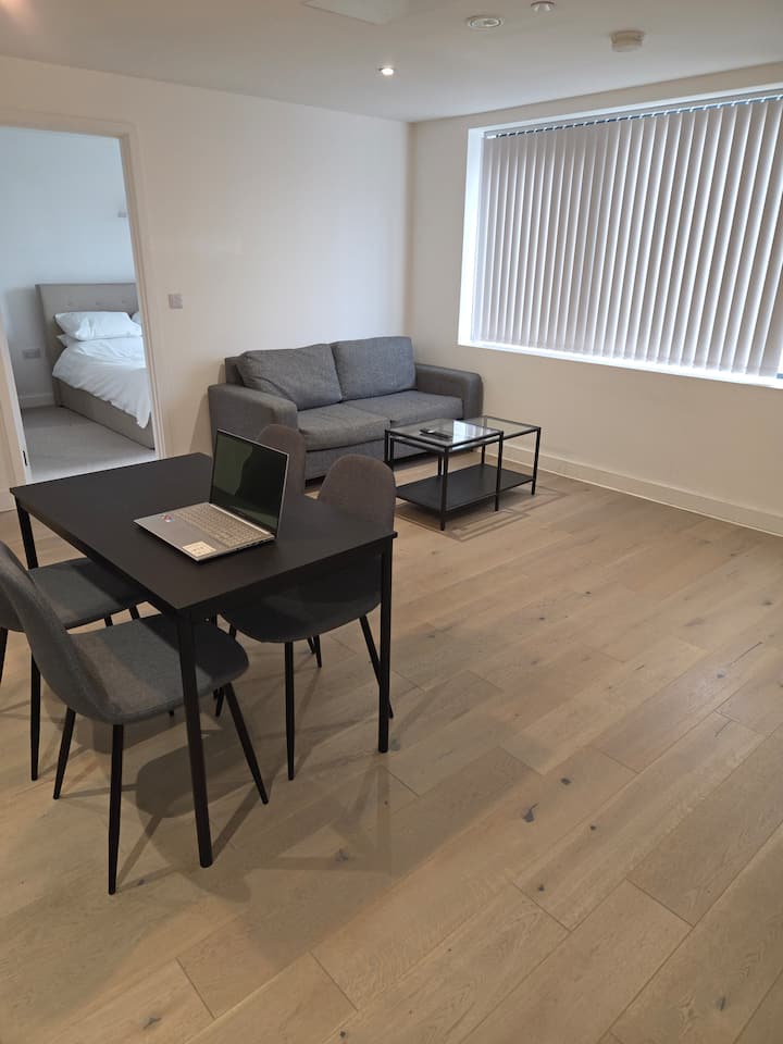 Modern 2 Bed 2 Bath Apartment | Sleeps 4 | Parking - Salford
