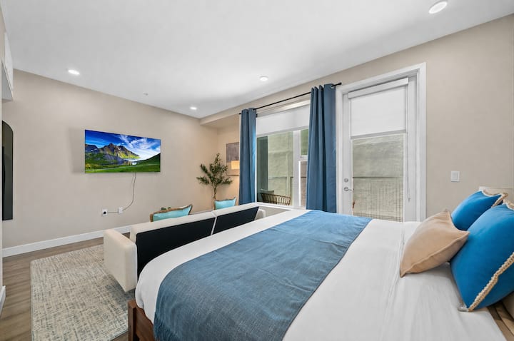 Modern Hollywood, Pool, Gym, Free Parking - Hollywood, CA