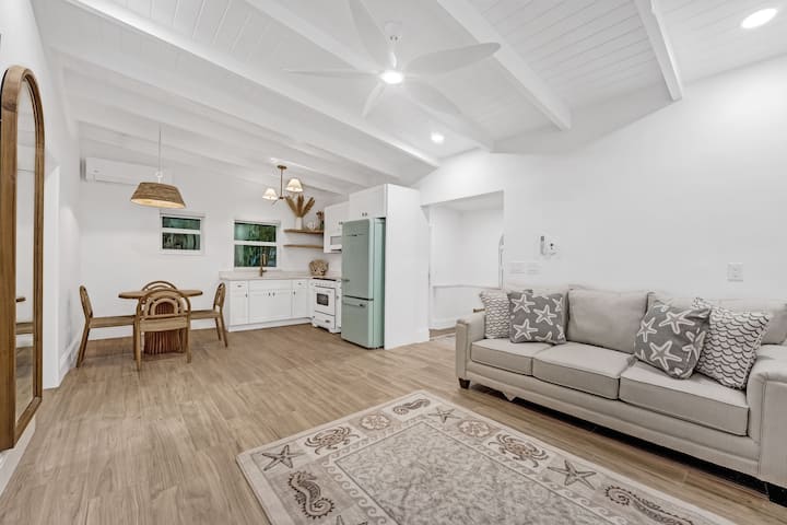 Anchor Inn & Cottages (King Deluxe) - Sanibel Island, FL