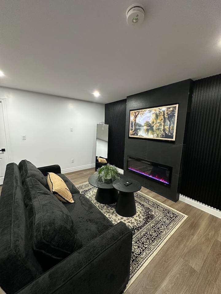 Elegant Home Close To Border & 5 Mins To Airport - Windsor, ON, Canada