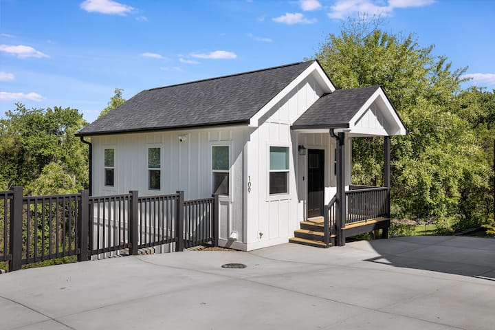 Convenient Downtown Home | Extended Stay 1bd/1ba - Asheville, NC