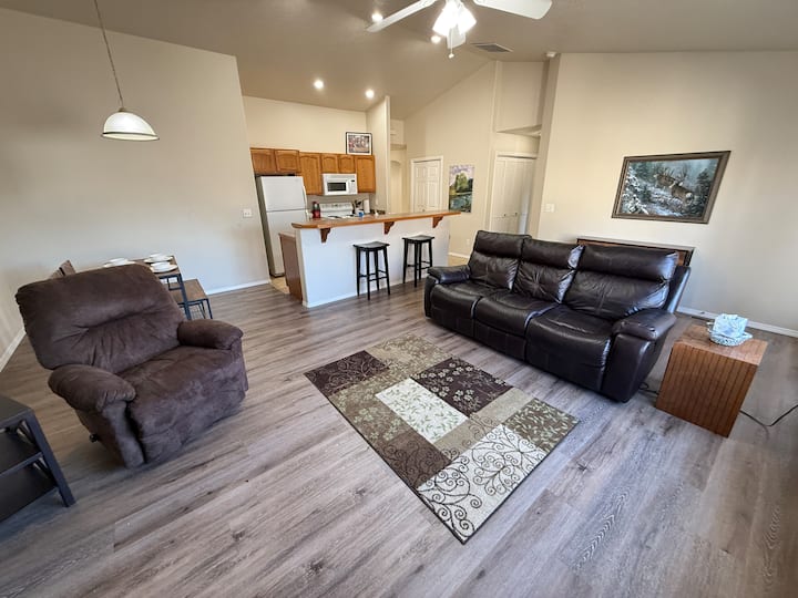 Cozy + Bright 3br Home • Wifi • Garage Parking - Twin Falls, ID