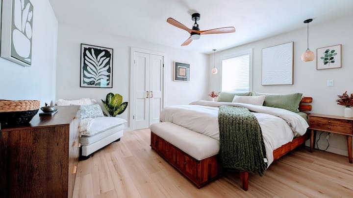 The Jefferson B: Lux King Suite + Walk To Main St - Bastrop, TX