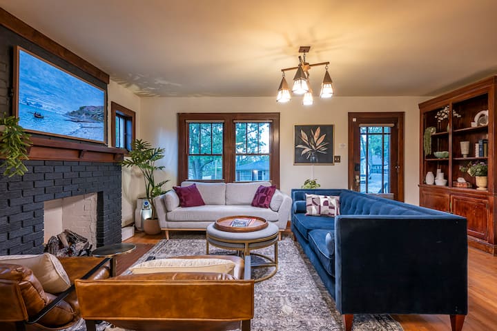 Historic 3br/2ba • Hot Tub + Speakeasy + Spa - Lee's Summit, MO