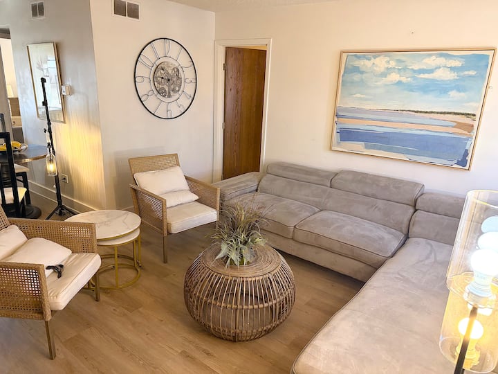 Modern 2br Ground-level | Parking | Walk To Shops - Naperville