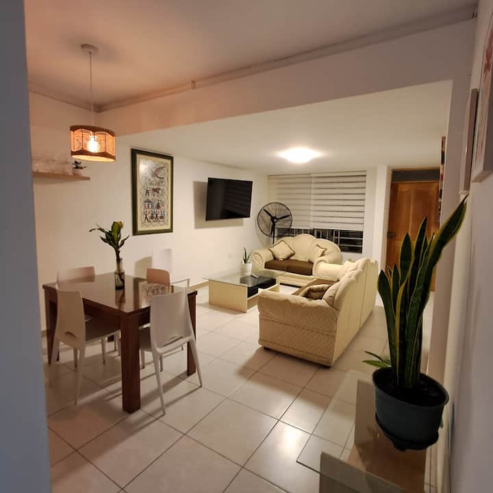 Departamento 80 M² A Unos Pasos De Terminal Itssa. - Trujillo, Peru