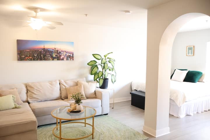 Modern Hollywood Studio W/ Pool & Gym - Los Angeles