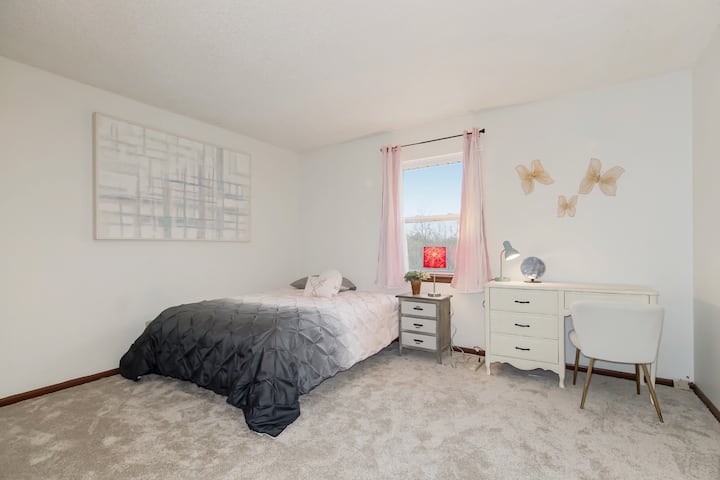 4b2b One Side Of Duplex Only 5 Mins To Stadium - Independence, MO