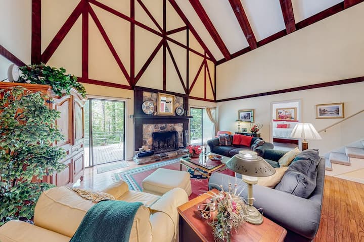 Cozy Mountain Home, Private Deck, Fireplace - Highlands, NC