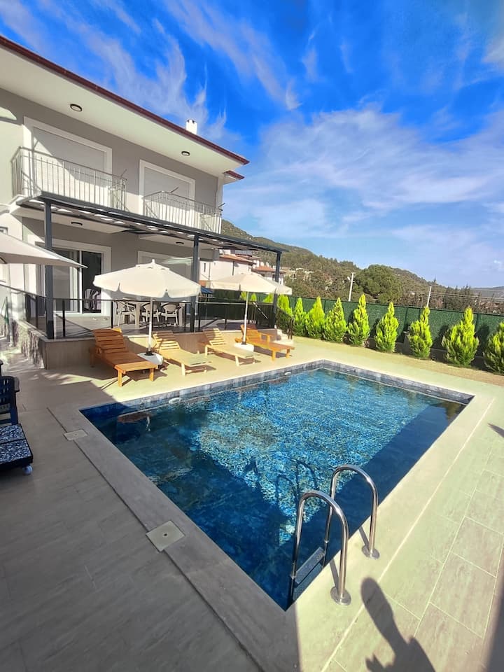 Orman Köyünde Havuzlu Villa - Sarıgerme
