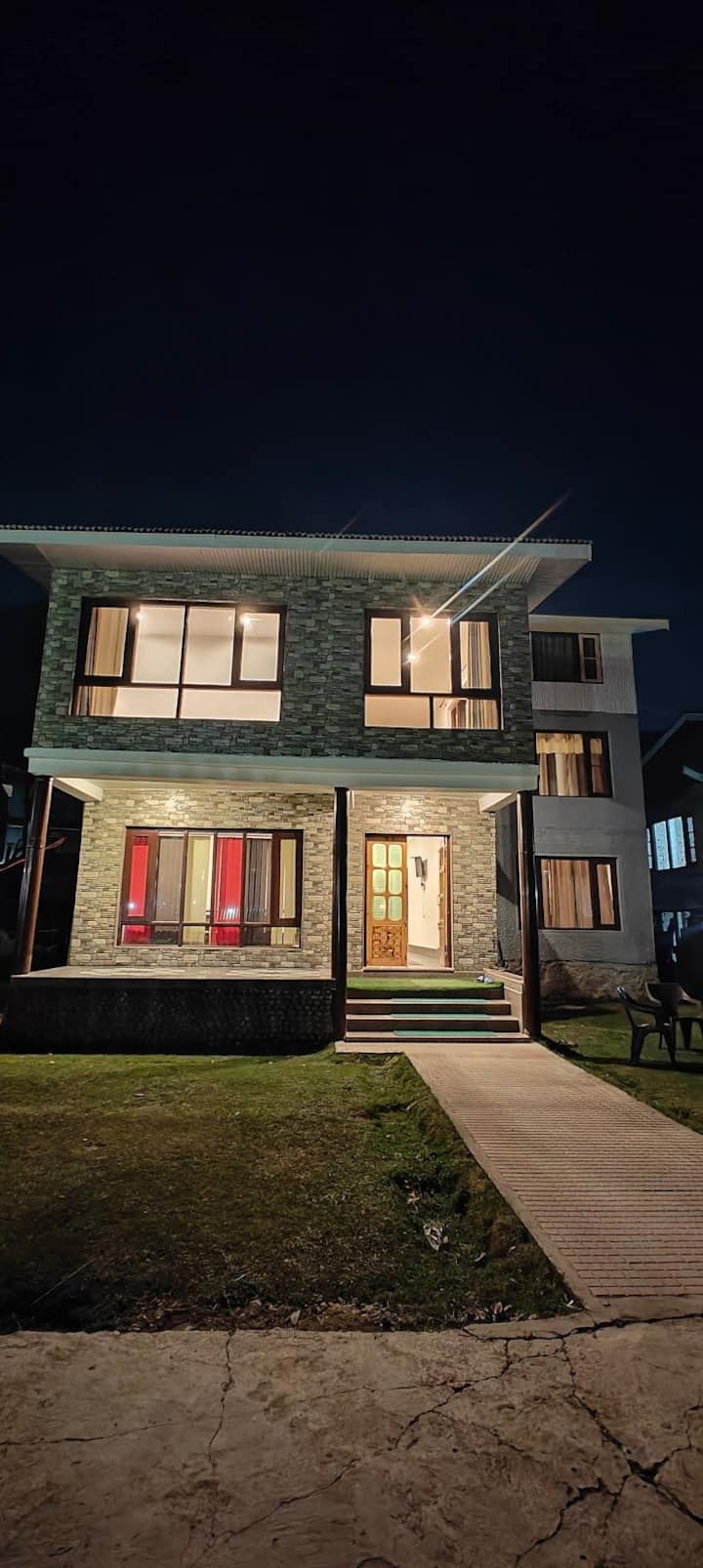 Riverfront Homestay W/ Hill Scenes & Meals, J&k - Pahalgam