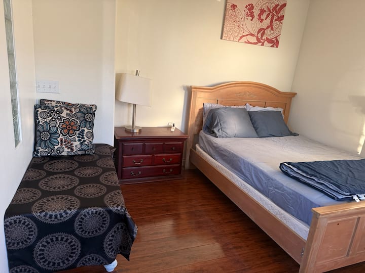 宽敞的临街雅间 - Ontario, CA