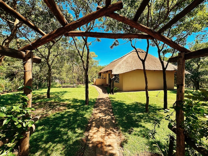 Charming Thatched Cottage - Zimbabwe