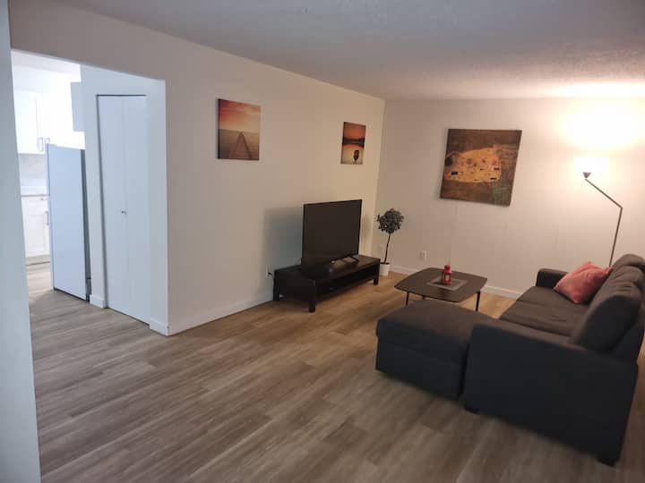 Spacious Top-floor Retreat In The Heart Of Mission - Mission