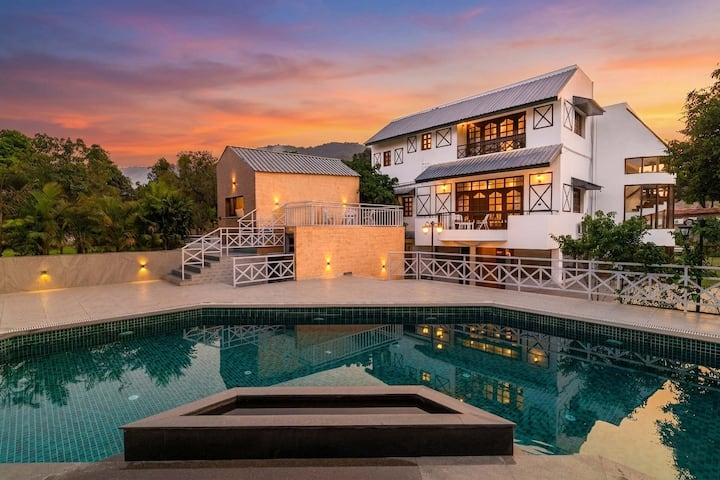 Stayvista At The Ivory Courtyard W/ Pool & Bbq - Gurgaon