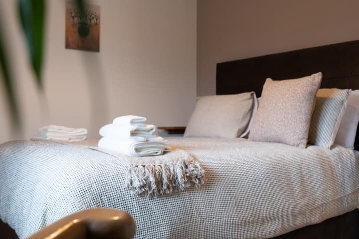 House In Wells With Parking. - Glastonbury