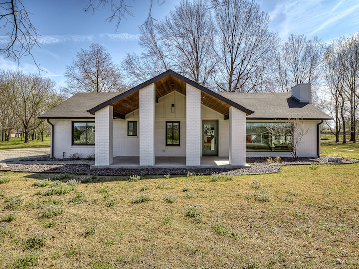 Modern Farmhouse I Quite Escape W/ Vibrant Kitchen - Owasso, OK