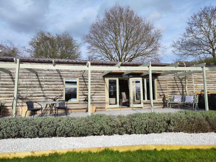 Peaceful Vineyard Lodge Near The Malvern Hills - Cotswolds
