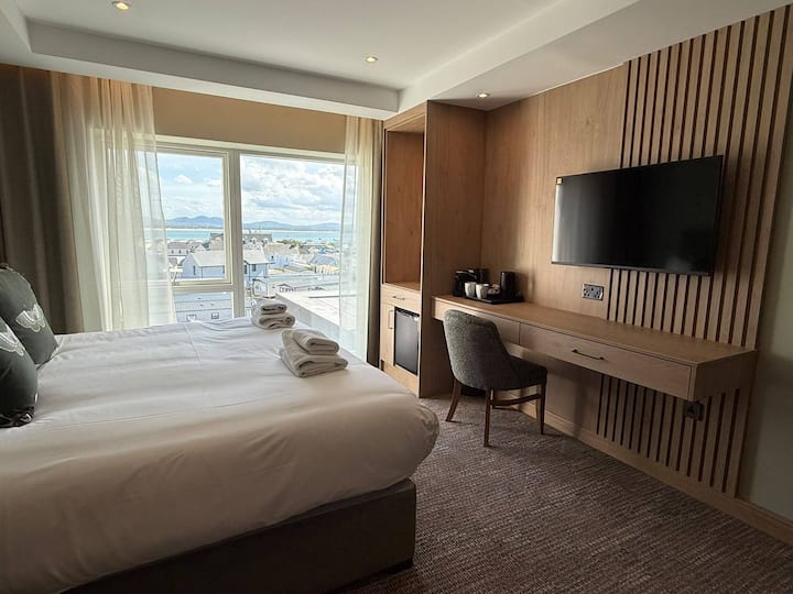 Double Ou Twin-moderne-sdb Privée Avec Douche-vue - Downings