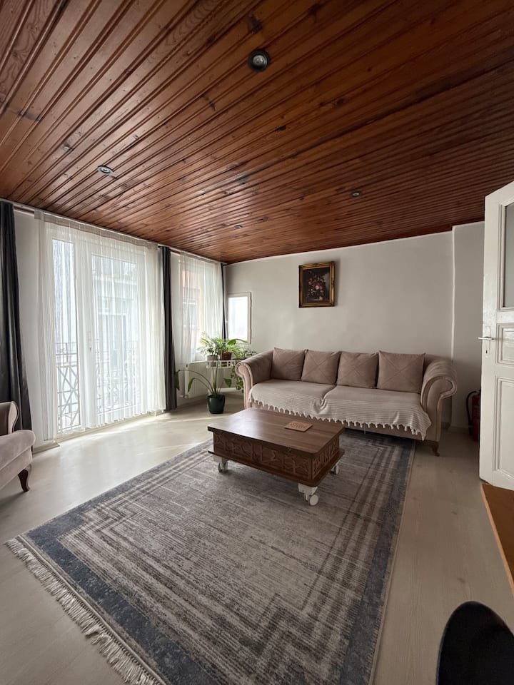 Taksimde Balkonlu 1+1 Daire - Istanbul