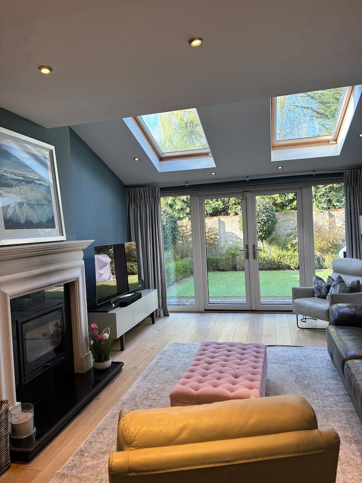 Beautiful Foxrock Home | City, Coast & Wicklow - Dublin