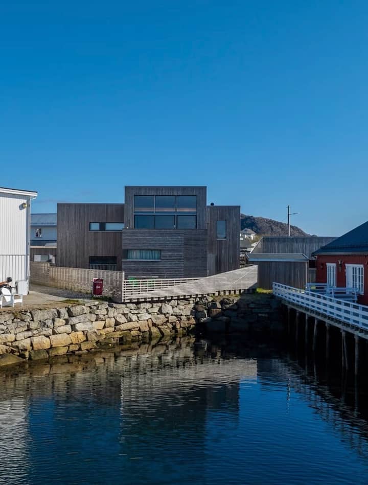 Oceanfront Apartment In Lofoten, Ballstad - Nusfjord