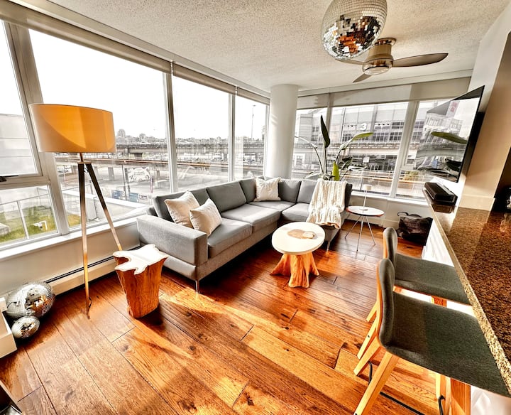 Dt Vancouver 2br Luxury Condo Steps To Fifa - North Vancouver
