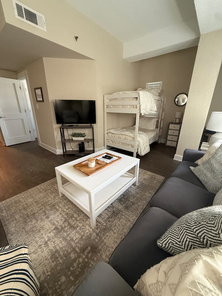 Walk To The Arches! Downtown Condo Stay 408 - Athens, GA