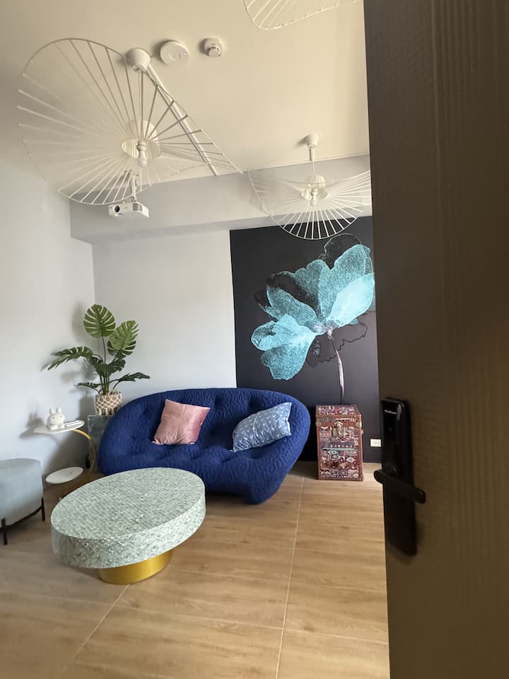 偶遇By Chance Stay-雲林虎尾包棟民宿-藍調六人房｜家庭式空間・共用客廳廚房｜3樓 - 溪口鄉