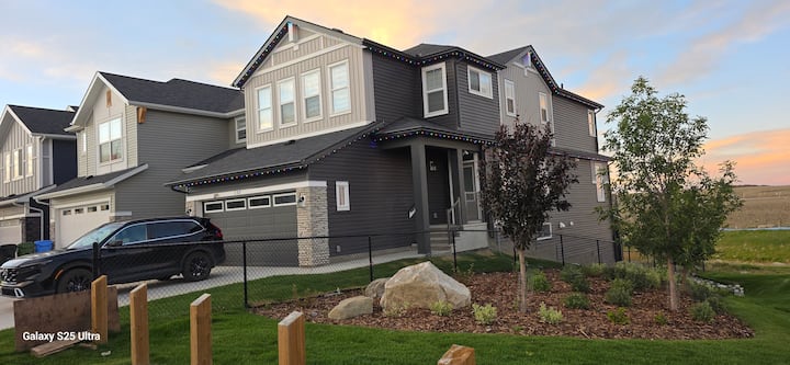 Beautiful Two Bedroom Legal Suite Walk Out. - Airdrie
