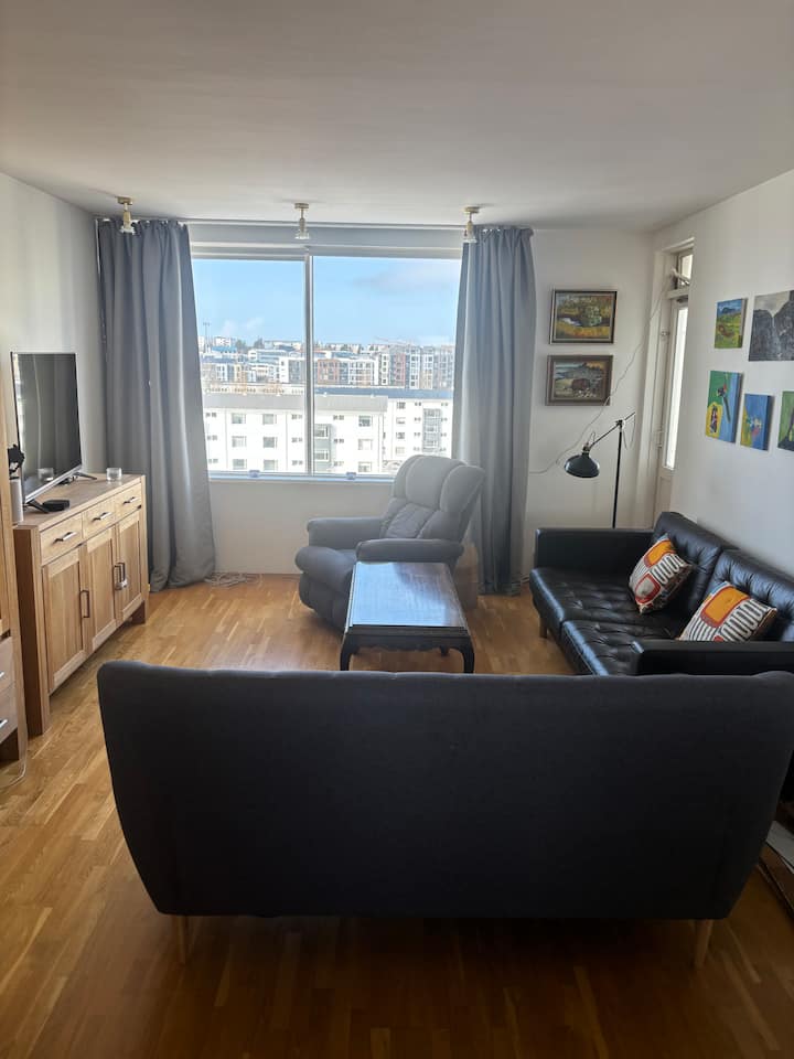 Two Bedrooms, Big Living Space And Free Parking - Reykjavík