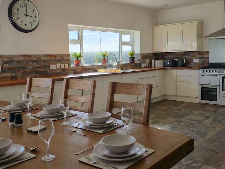 Large Coastal Home In The Countryside Of Amlwch - 앵글시