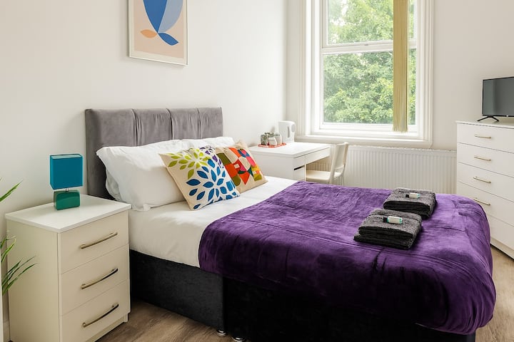 Cosy Room 2 With Workspace & Free Private Parking - ウェークフィールド