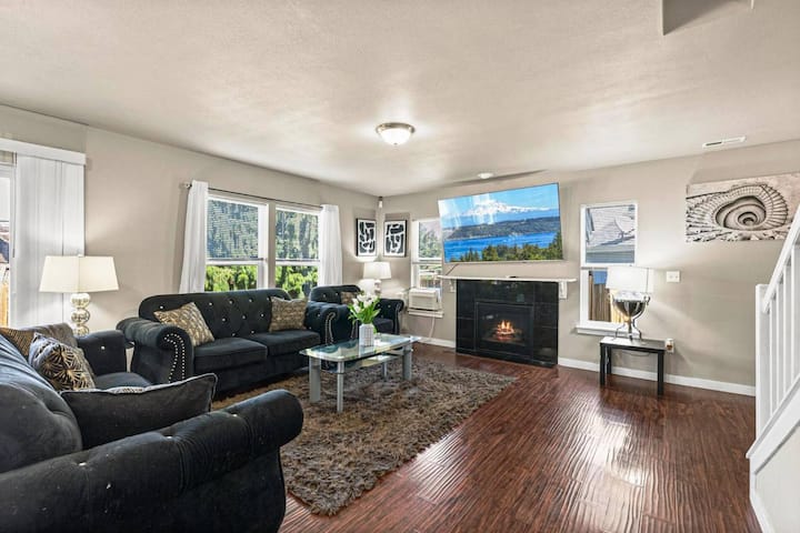 Cozy & Spacious 4br Home Near Base W/ Loft & Yard - Tacoma, WA