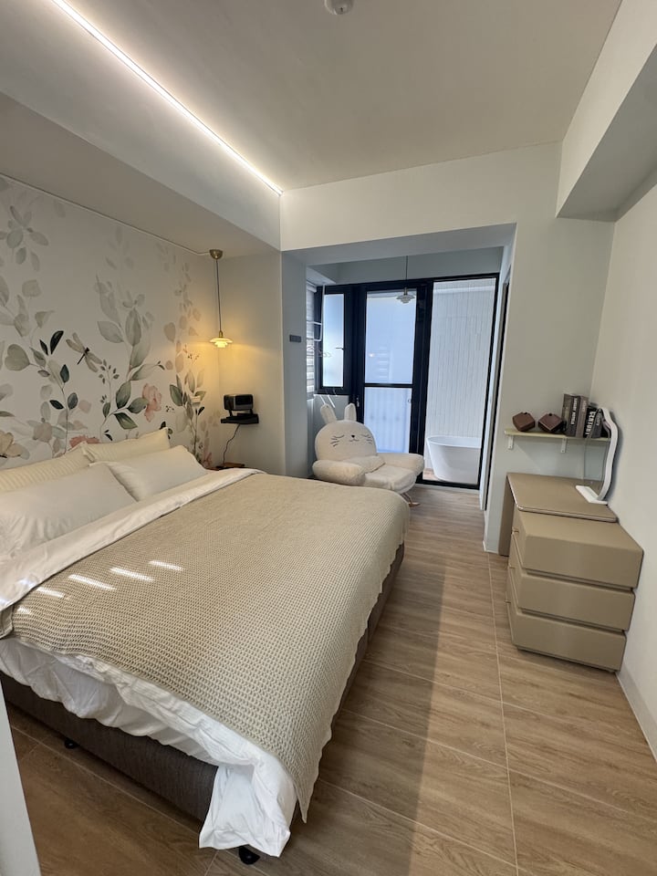 偶遇By Chance Stay-雲林虎尾包棟民宿｜奶茶八人房（兔子房）｜雙區設計・共用衛浴・5樓 - 溪口鄉