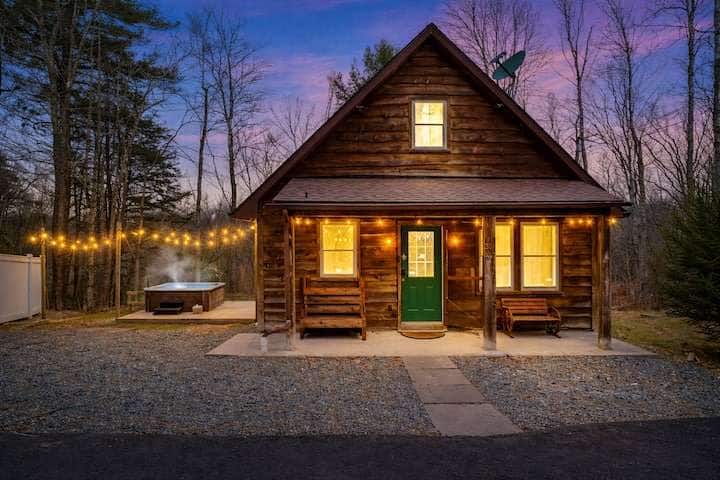 Hot Tub + Fire Pit Riverfront Pocono Retreat - Arrowhead Lake, PA