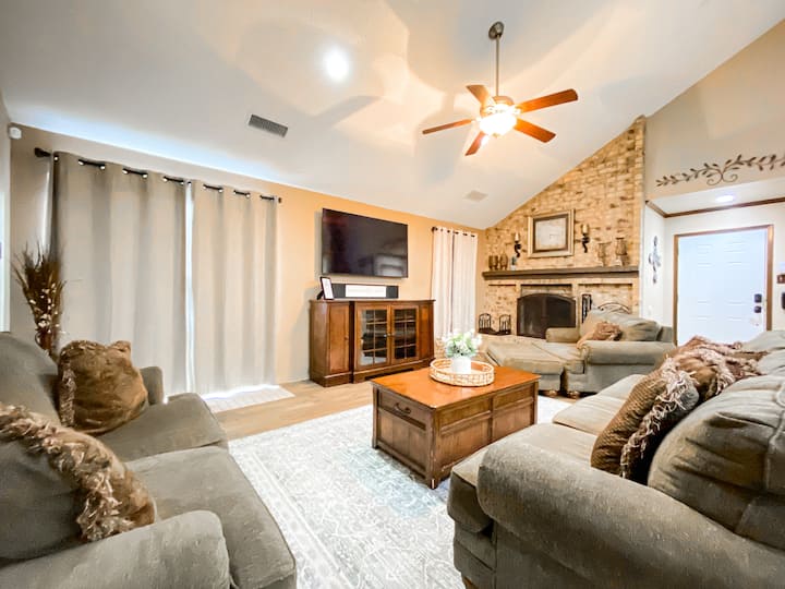 The Kirk | 3br Townhome | By Redbud Park | Up To 8 - Abilene, TX