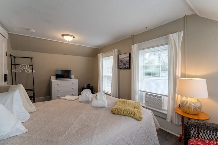 Historic Inn 3rd Floor Cozy Room - Laconia, NH