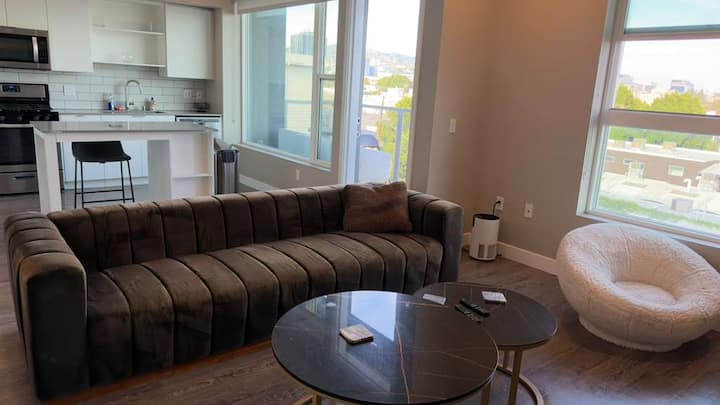 Luxurious 2+2 Apartment - West Hollywood, CA