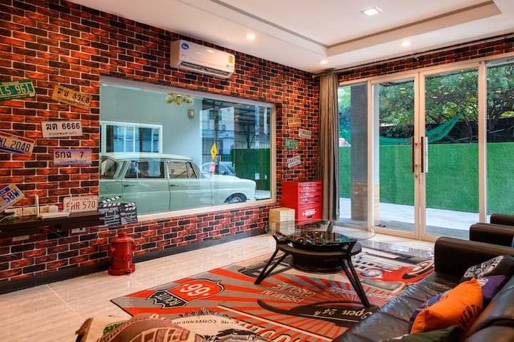 Garage House Bangkok · Car Theme Stay 8bed 6room - Bangkok