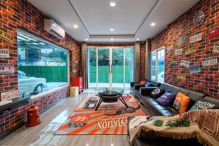 Garage House Bangkok · Car Theme Stay 8bed 6room - Bangkok