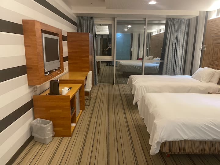 宜蘭市中心火車站旁友愛旅居落地窗市景房 免費室內停車 超值體驗價 - 宜蘭縣